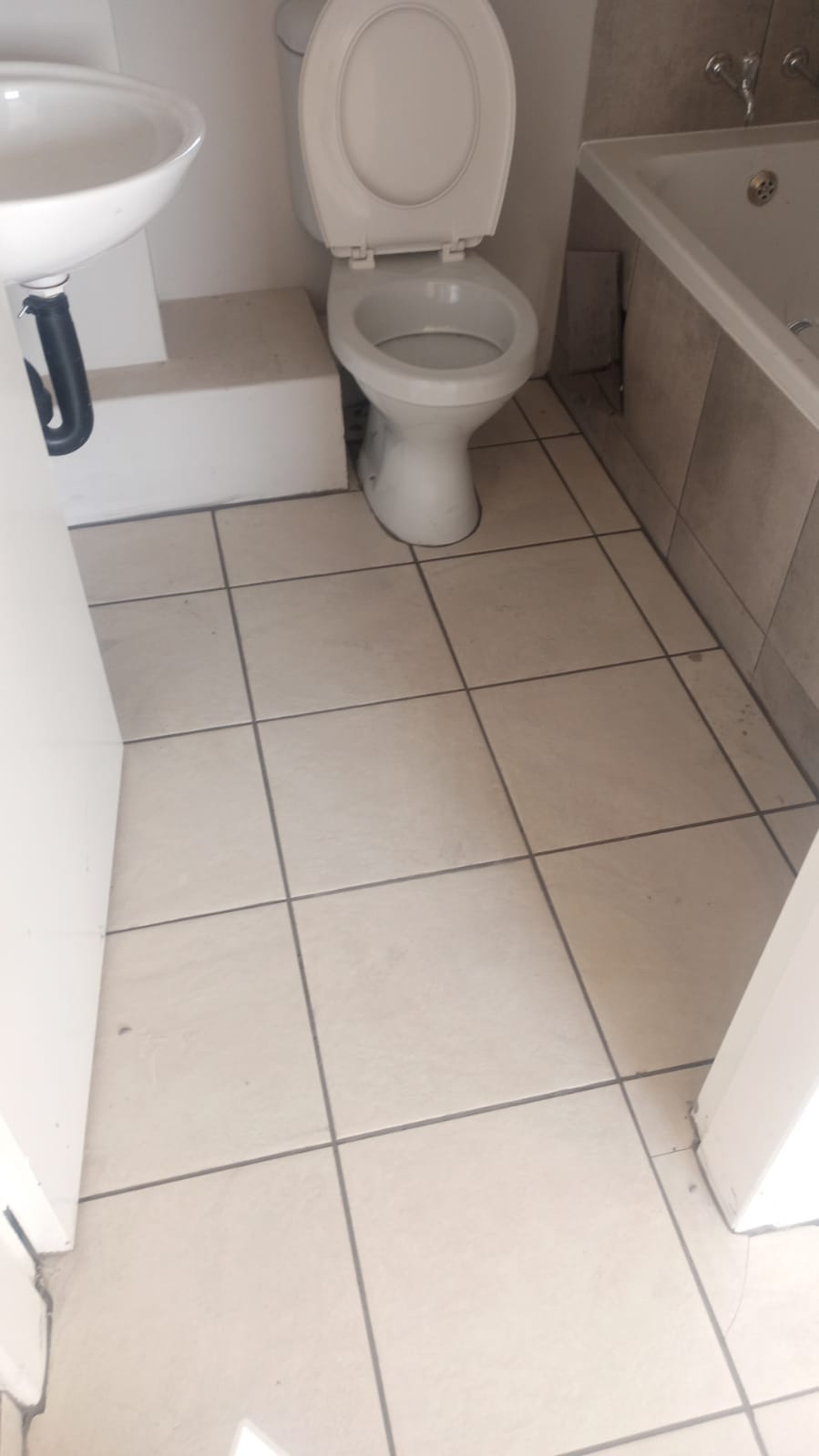 2 bedroom flat r4000. clayville ext 71. depos in Clayville, Gauteng ads sa