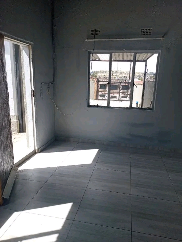 Room available at mzimhlophe r1600 safe yard in Orlando West, Gauteng ...