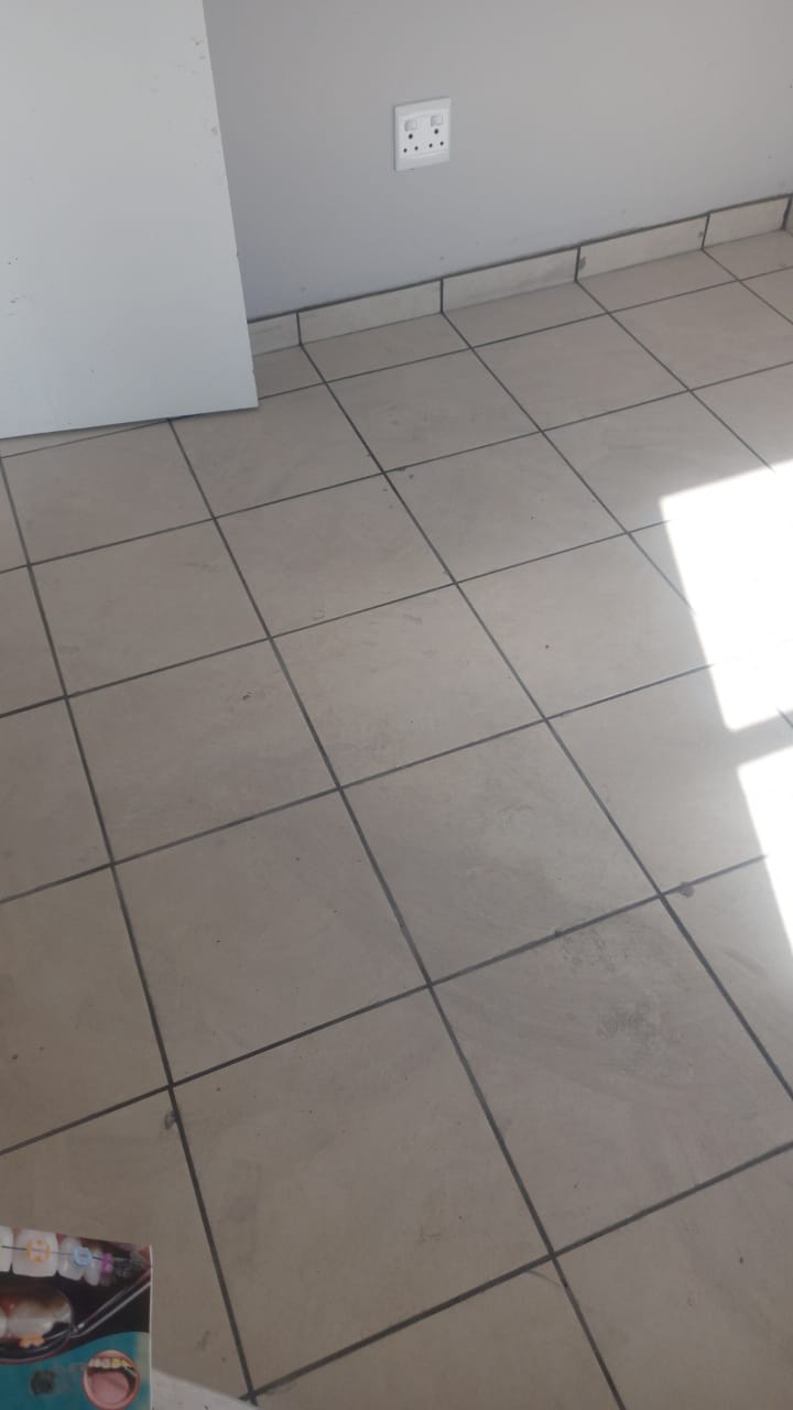 2 bedroom flat r4000. clayville ext 71. depos in Clayville, Gauteng ads sa