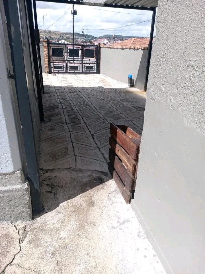 Room available at mzimhlophe r1600 safe yard in Orlando West, Gauteng ...