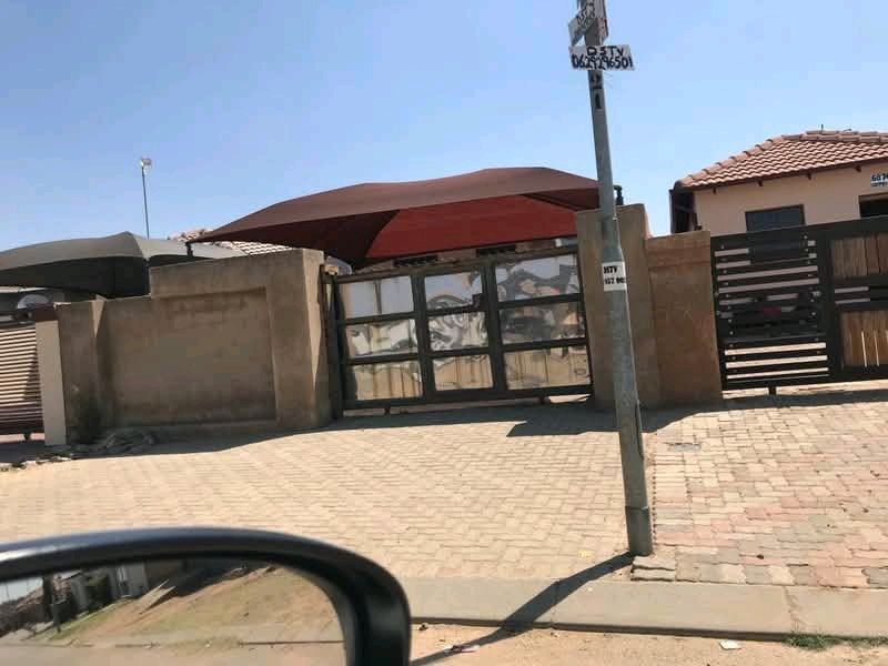 2bedrooms house in ext 45 fitted a wall, carp in Clayville, Gauteng ads sa