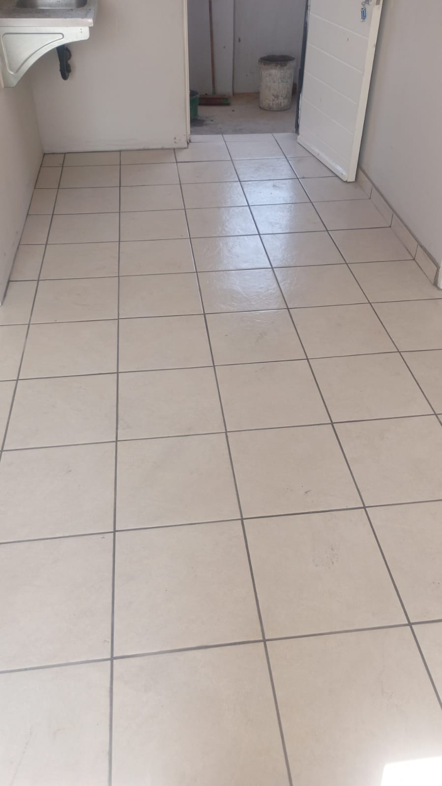 2 bedroom flat r4000. clayville ext 71. depos in Clayville, Gauteng ads sa