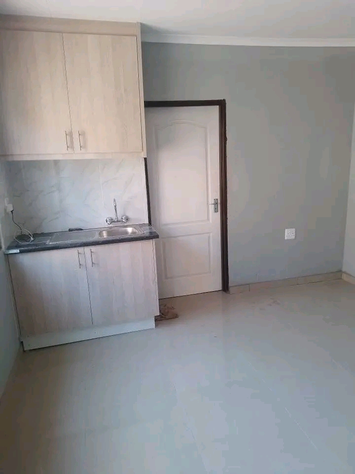 Bachelor room to rent at moagi estate eastfie in Vosloorus, Gauteng ads sa