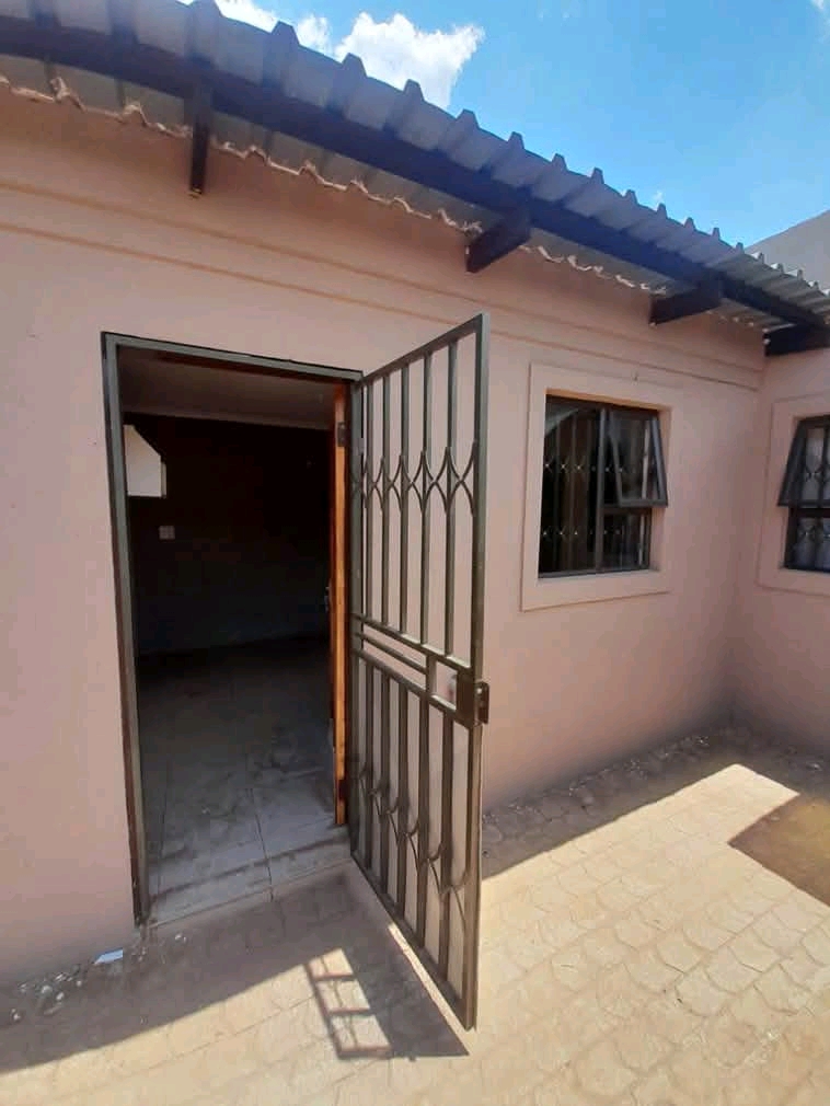 Bachelor room for rent in ext 8 location: e in Vosloorus, Gauteng ads sa